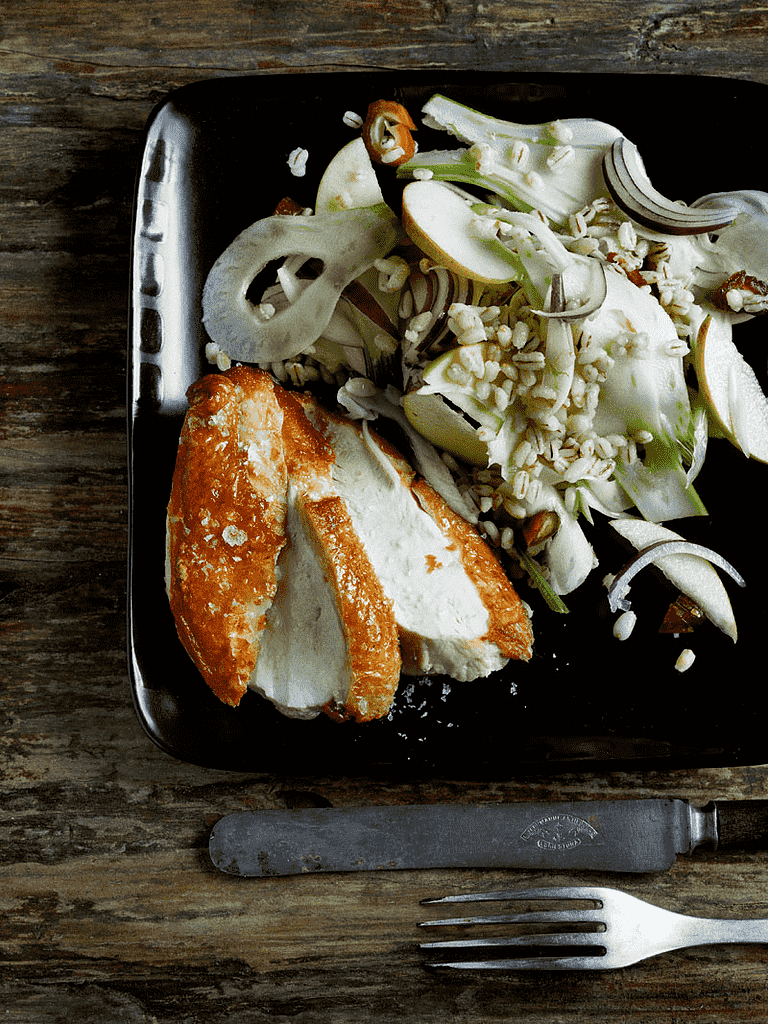 Pandestegt kyllingebryst og lun perlebygsalat med dadler og fennikel ...