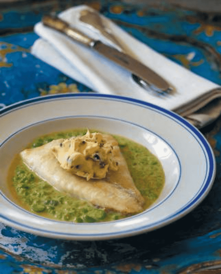 Ugnsbakad piggvar med ärtragu och ansjovissmör - recept från Årstiderna